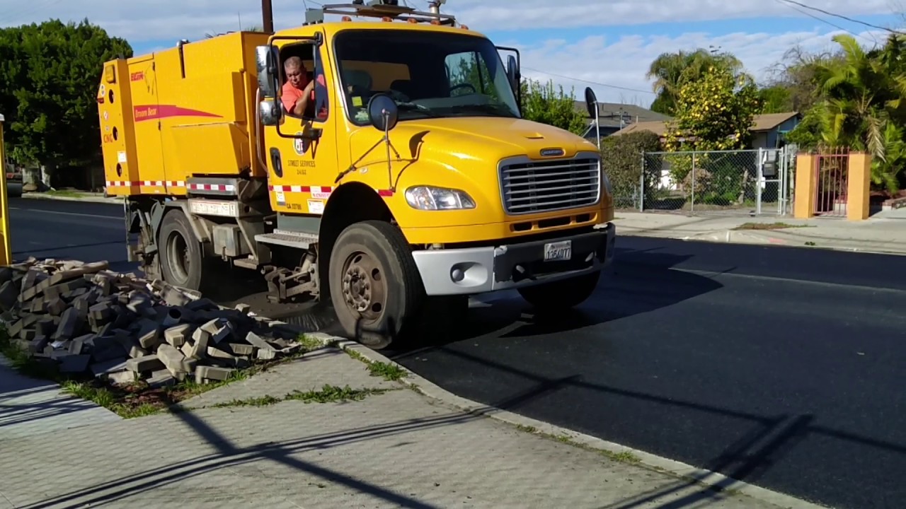 LA City Street Sweeper. - YouTube