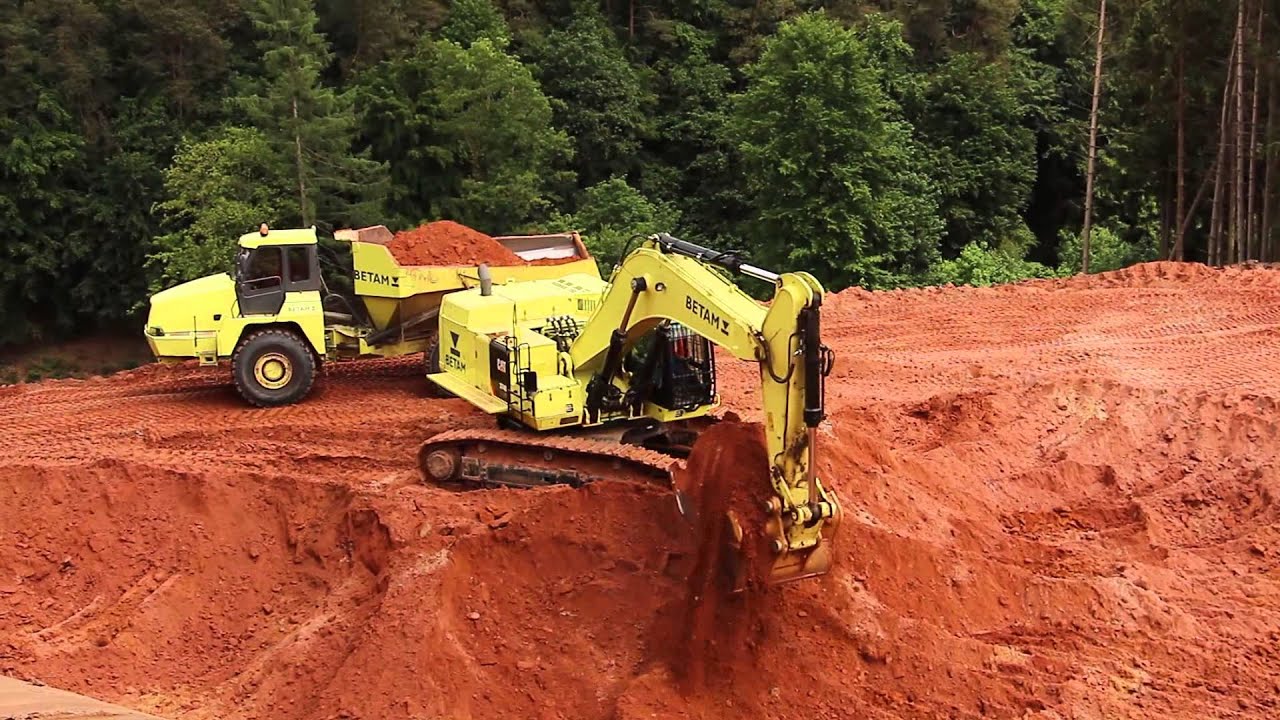 CAT 374 D LME loads Moxy MT 41 (BETAM) - YouTube