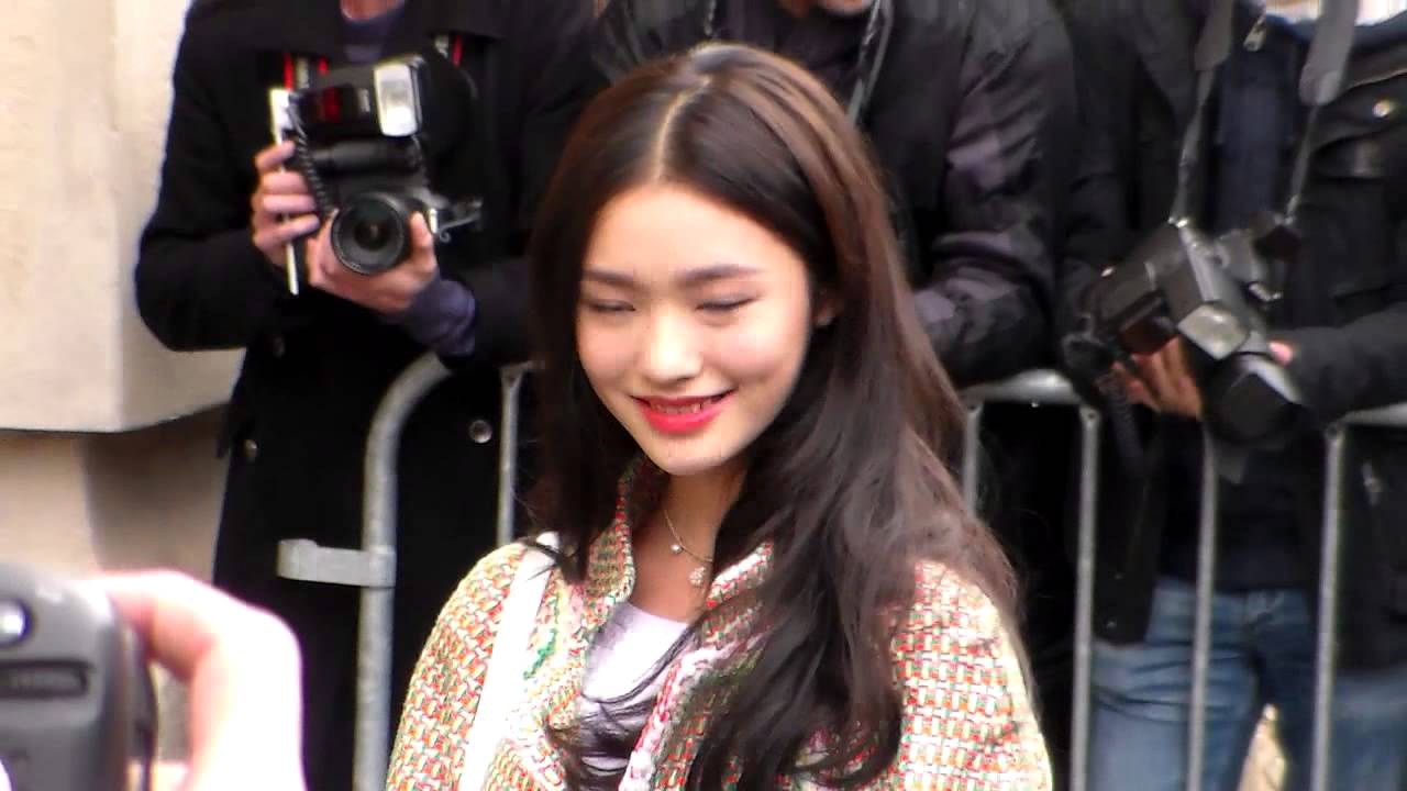 Jelly LIN @ Paris Fashion Week 6 october 2015 show Chanel - YouTube