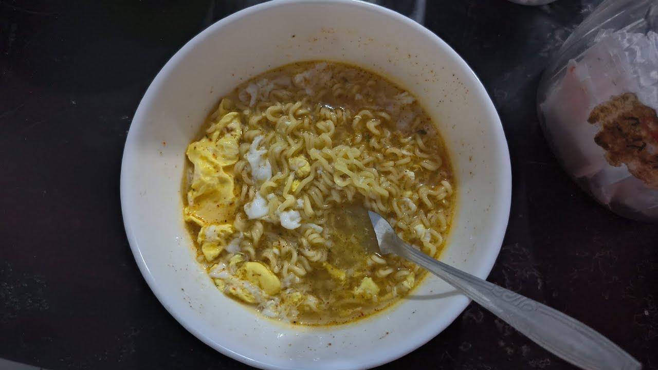 Tutorial cara membuat Indomie soto dengan telur rebus - YouTube