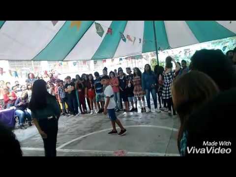 Gay vs menina dançando