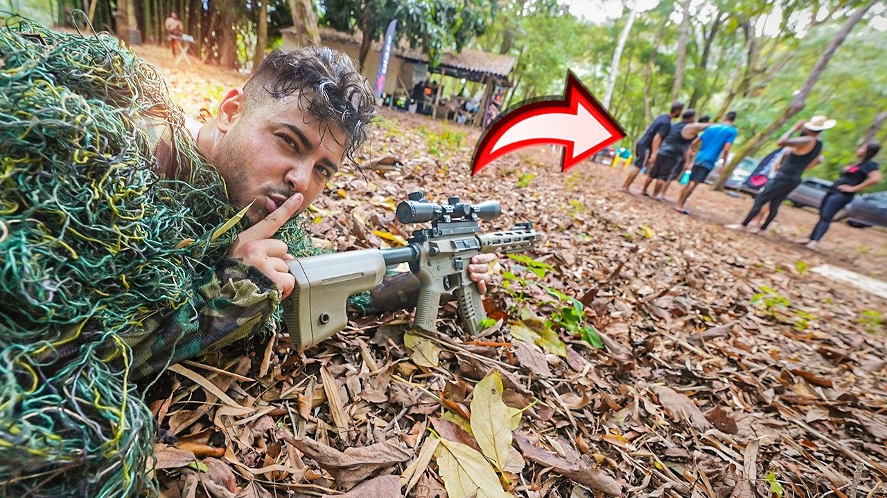 ATIREI NOS MEUS AMIGOS DE SNIPER ESCONDIDO NO ACAMPAMENTO - YouTube