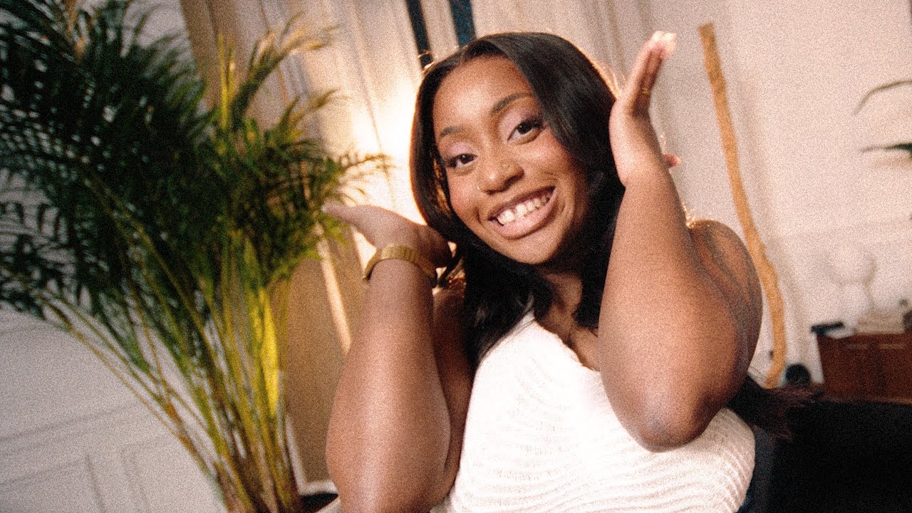 Mallaury - Doucement Feat Robin (Clip Officiel) - YouTube