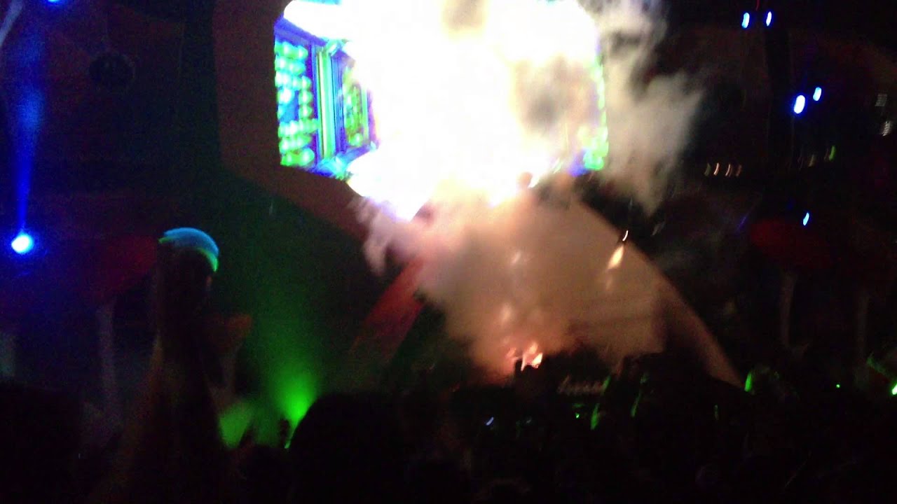 Zedd playing Zelda Theme at Xxxperience Festival 2013 Brazil - YouTube