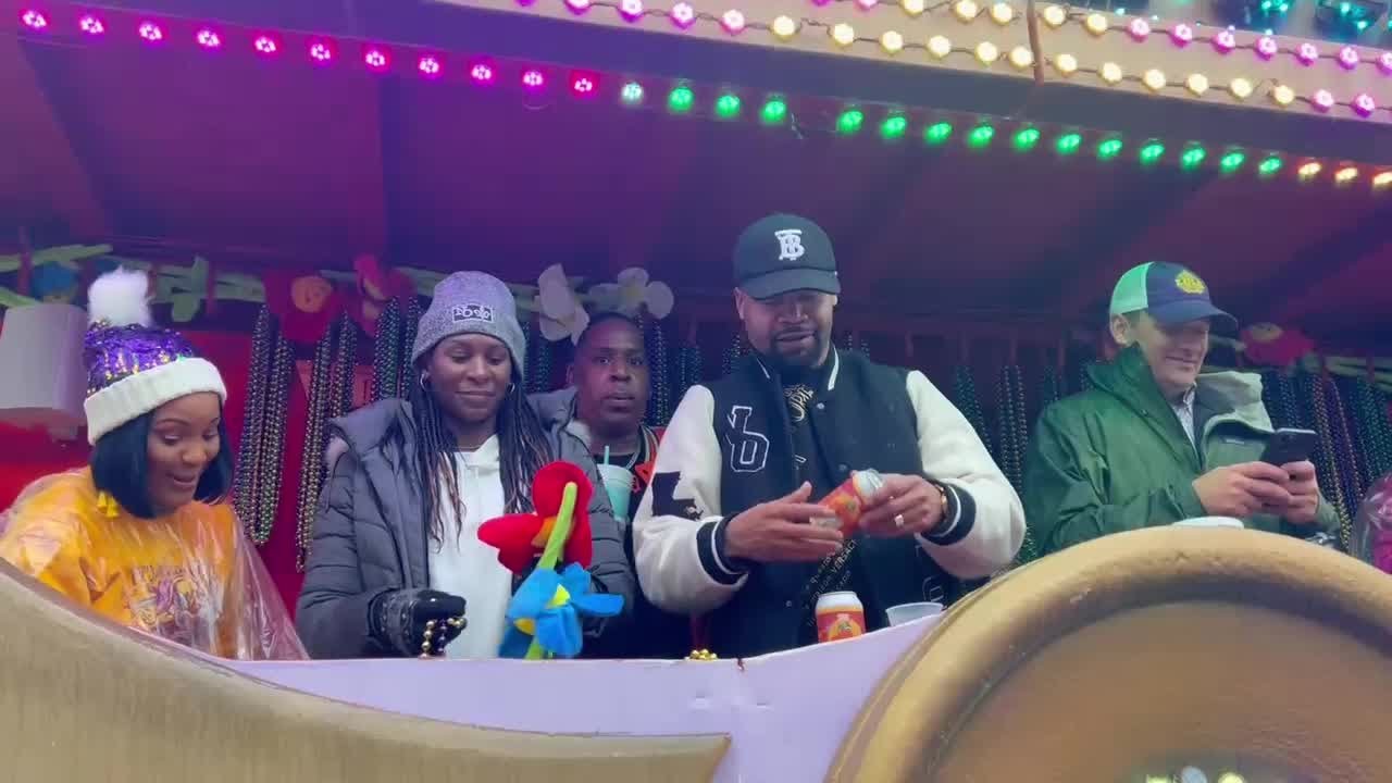 New Orleans rapper Juvenile hands out new beer during Mardi Gras parade ...