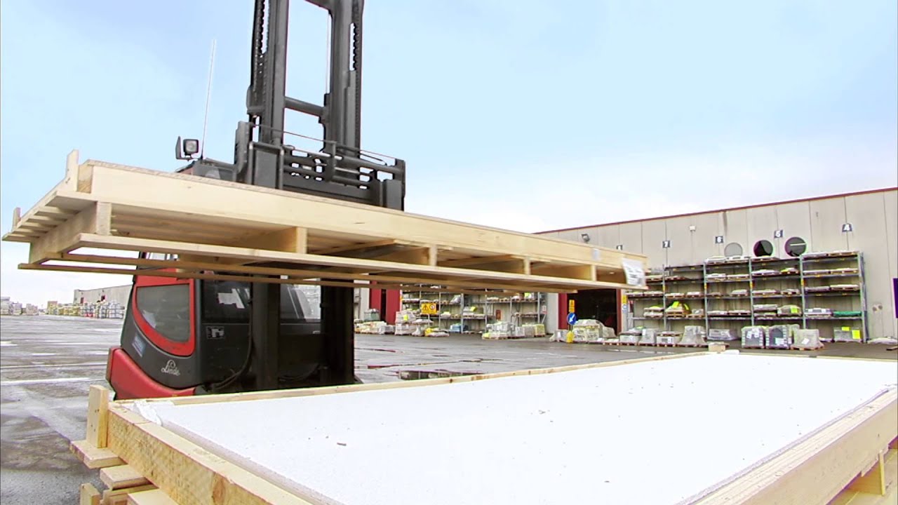 08 - Handling pallets with a forklift truck - YouTube
