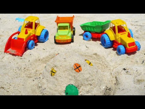 Die Spielzeugautos sind am Strand - Wir bauen eine Sandburg