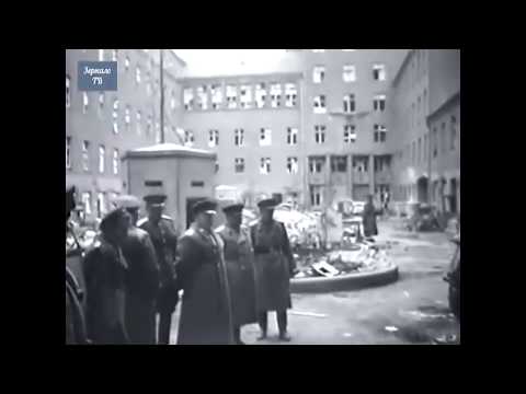 Mareşal Zhukov Berlin'de çay içiyor.