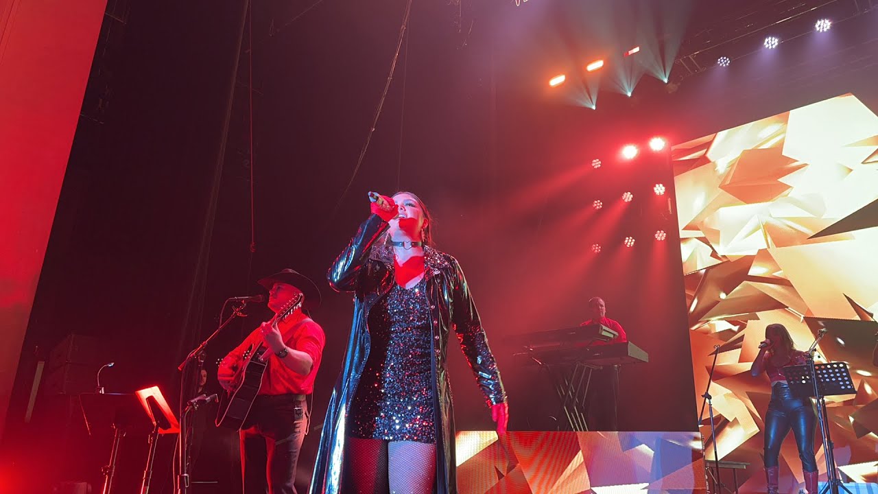 Yuridia en concierto ! Tucson - -#helioficial #yuridia - YouTube