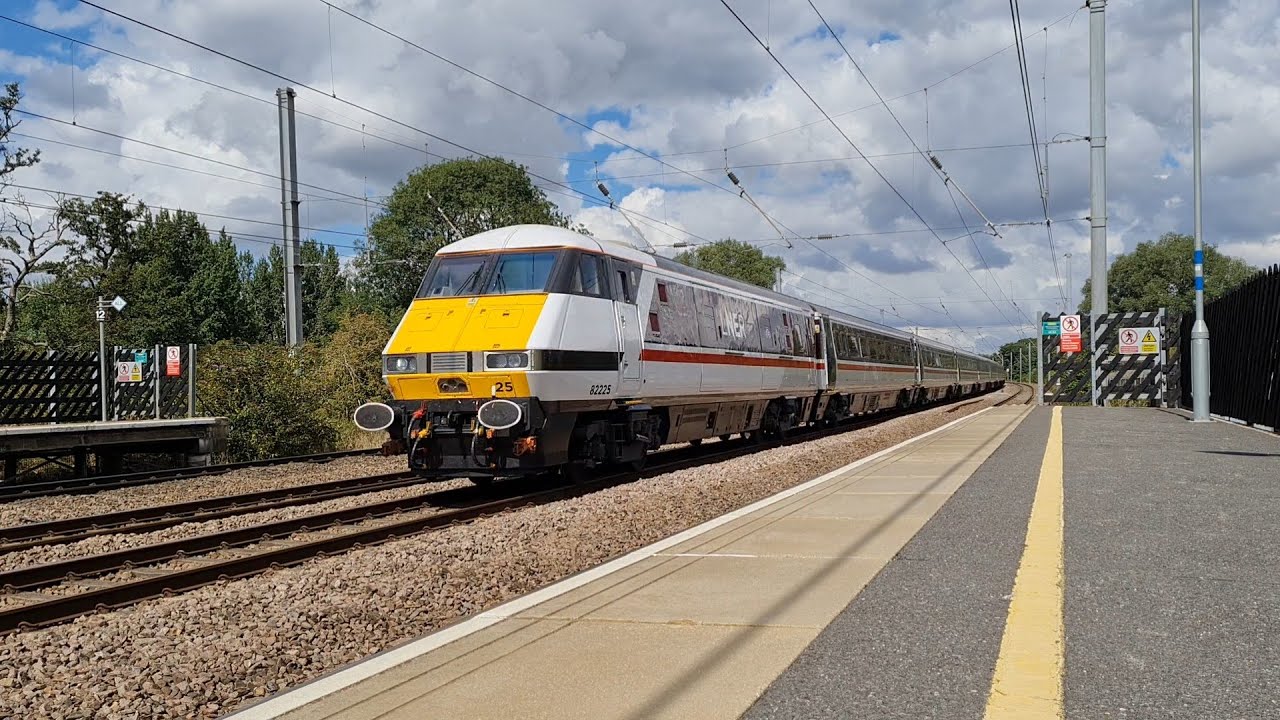 Trains at Arlesey (Including 91111 & 91127) 31/8/22 (Part 2) - YouTube