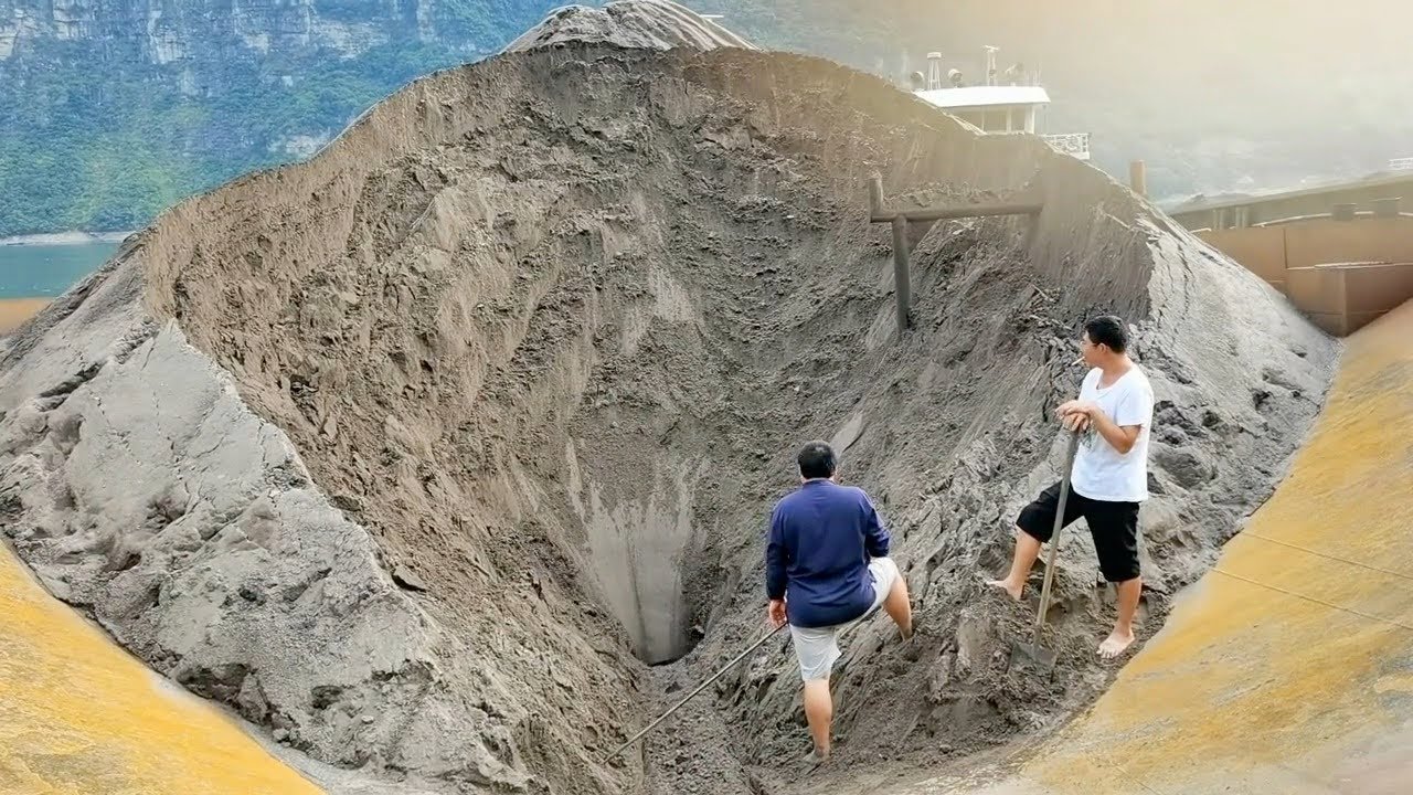 Barge unloads washed sand, easier work for experienced people - YouTube