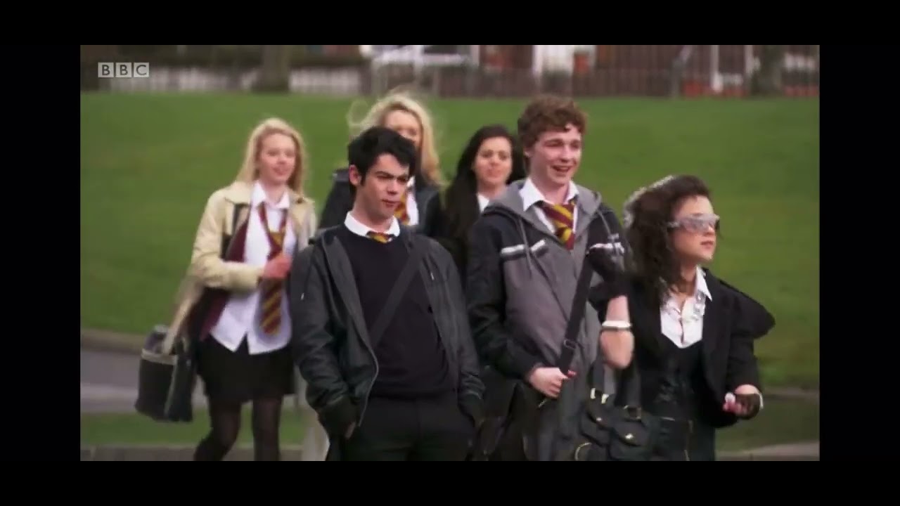 Waterloo road : Lauren and Amy style their uniform up for school - YouTube