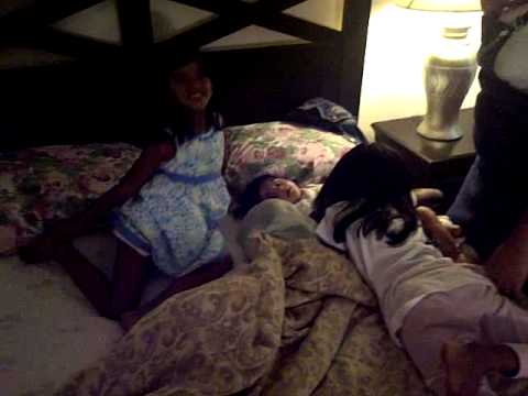 Gurlz blowing rasberries in Selah's belly