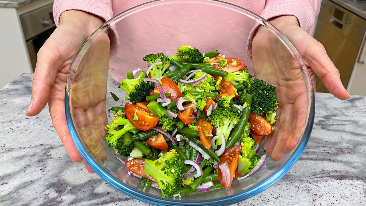 Few people know this recipe! Tasty salad with broccoli, tomatoes and ...