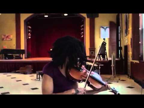 Leslie DeShazor having Slow mo fun - YouTube