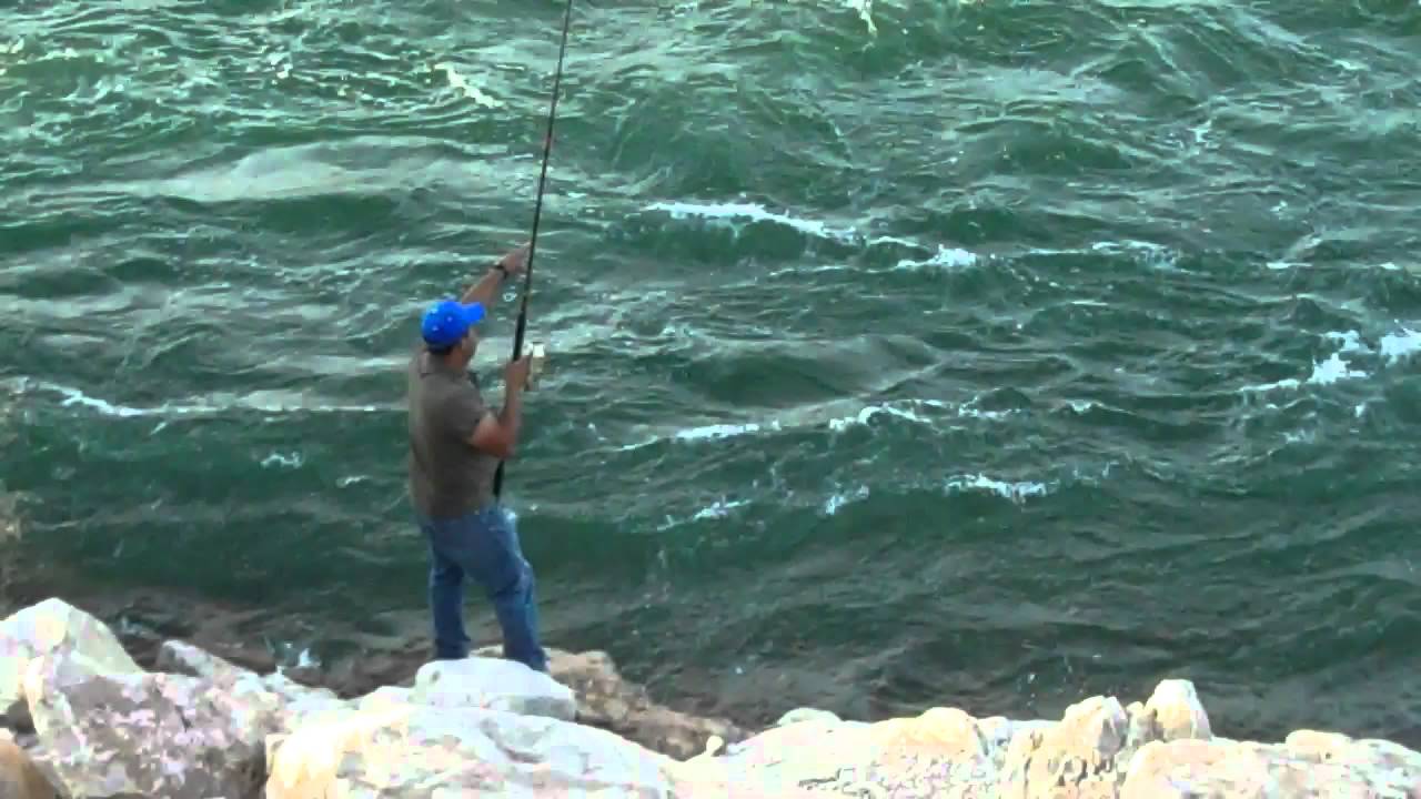 pedro del ejido colima pescando en la presa de blythe - YouTube