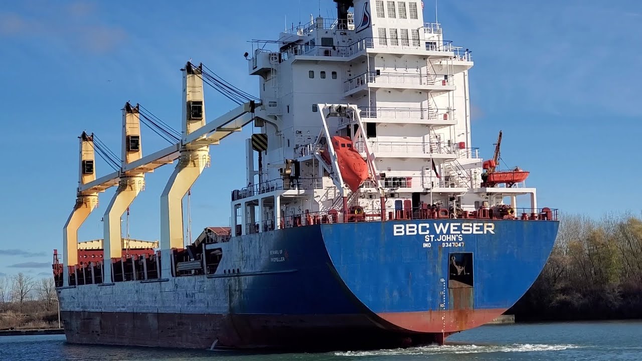 A general cargo ship returning after windturbine blade delivery - YouTube