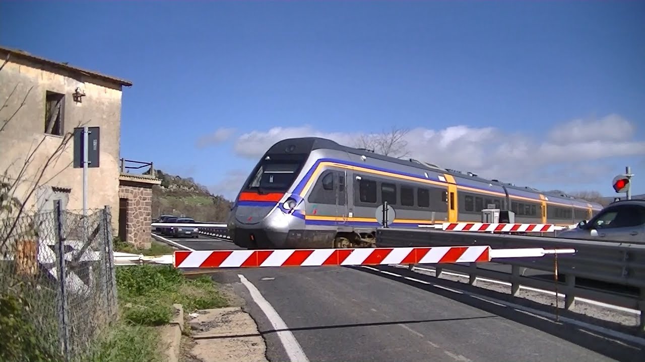 Spoorwegovergang Macomer (I) // Railroad crossing // Passaggio a ...