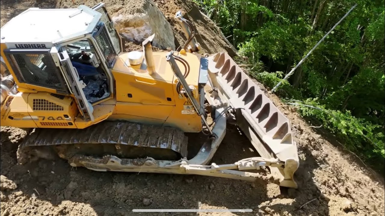 Rock removal with LIEBHERR 744 dozer #bulldozer #dozer #work machines ...