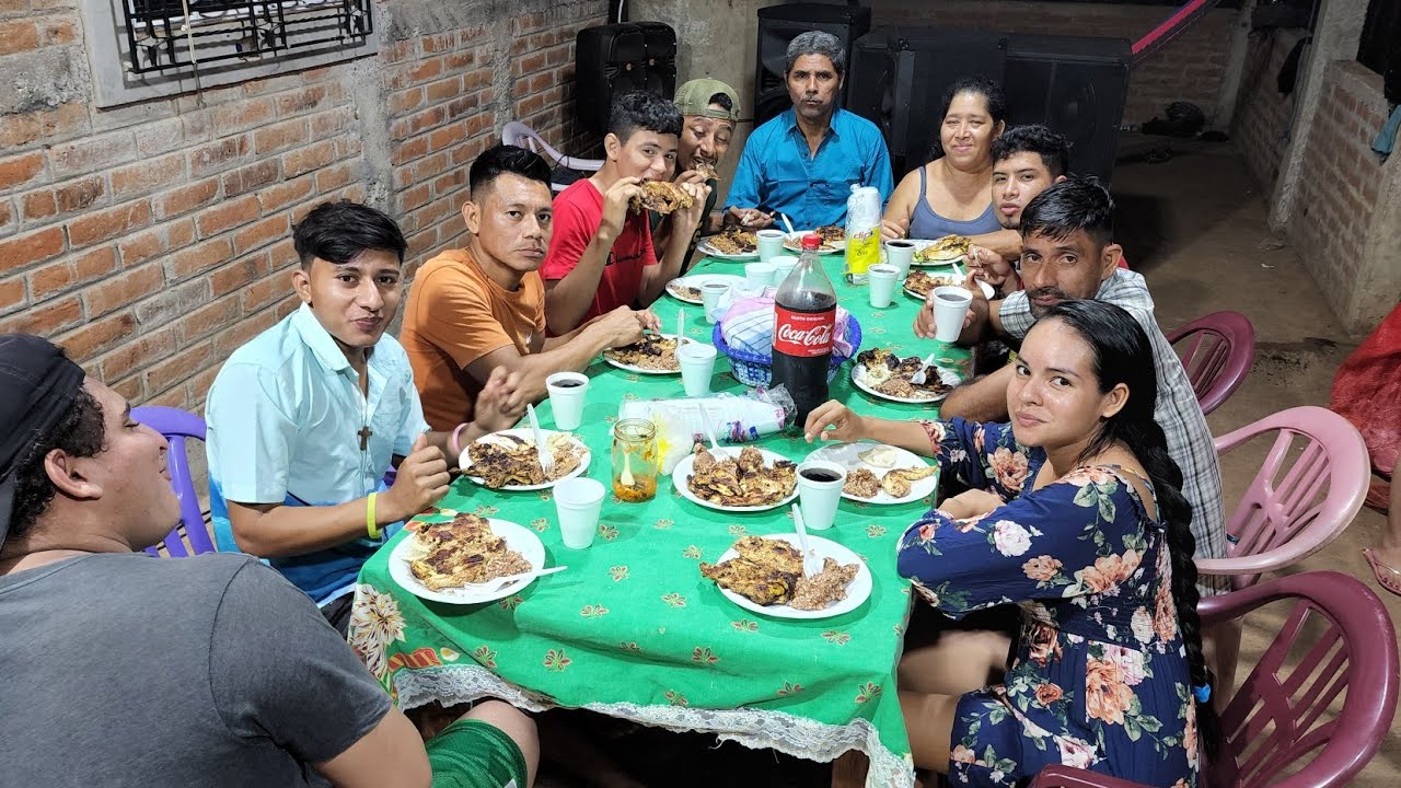 Cena Familiar selebrando el cumple año de papa Miguel - YouTube