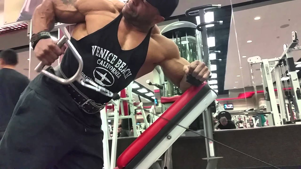 BODYBUILDER CARL MATTHEWS, ONE ARM CABLE ROWS - YouTube
