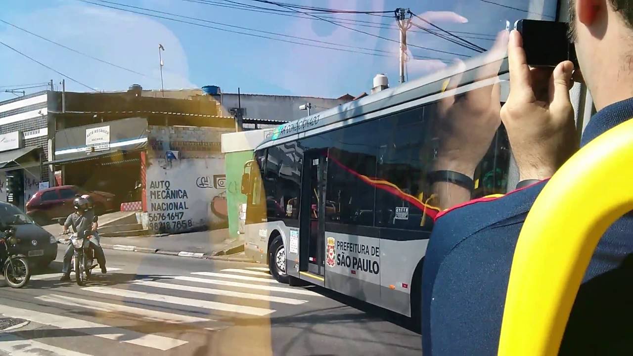 Ônibus superarticulado em curva fechada - Super articulated bus making ...