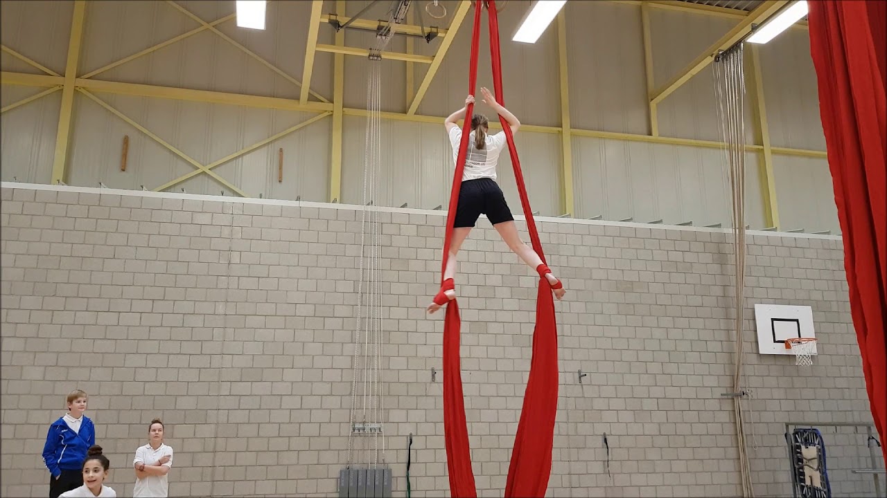 Niveau 3 Hangend als een halve maan in het doek - YouTube