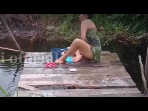 Intip tante mandi di sungai || hot banget #hot #sange #infosible