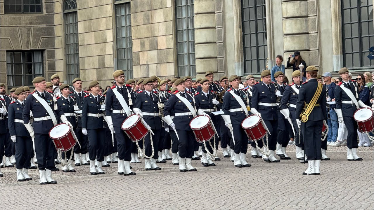 Royal Palace Stockholm, Traditional Guard Changing Ceremony | Stockholm ...