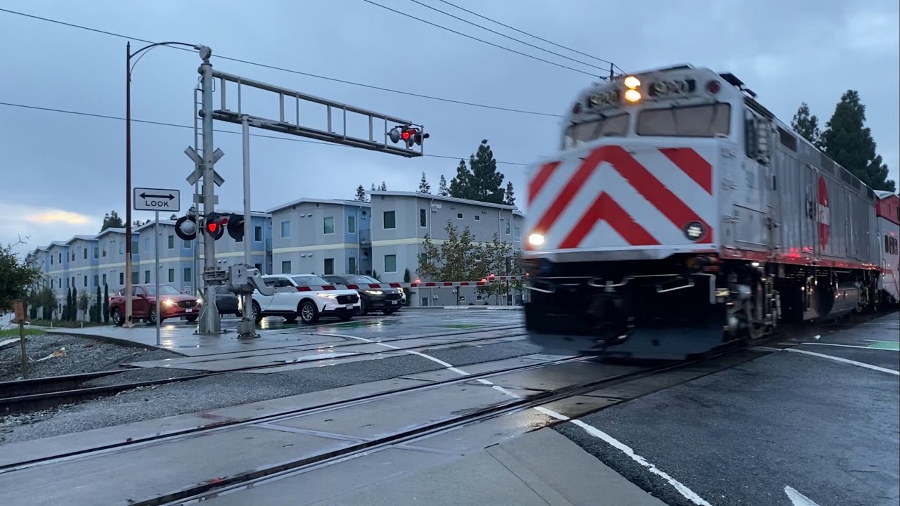 CalTrain SCC F40PH-2C #920 “Morgan Hill” passing Branham Ln Crossing ...