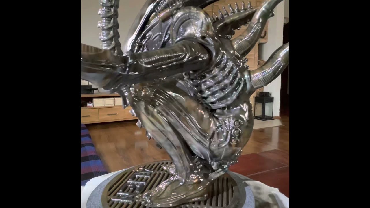 Crouching ALIEN model kit, build and paint by Johnny Wolf - YouTube