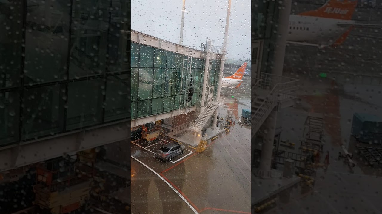 Snowfall in Incheon airport - YouTube