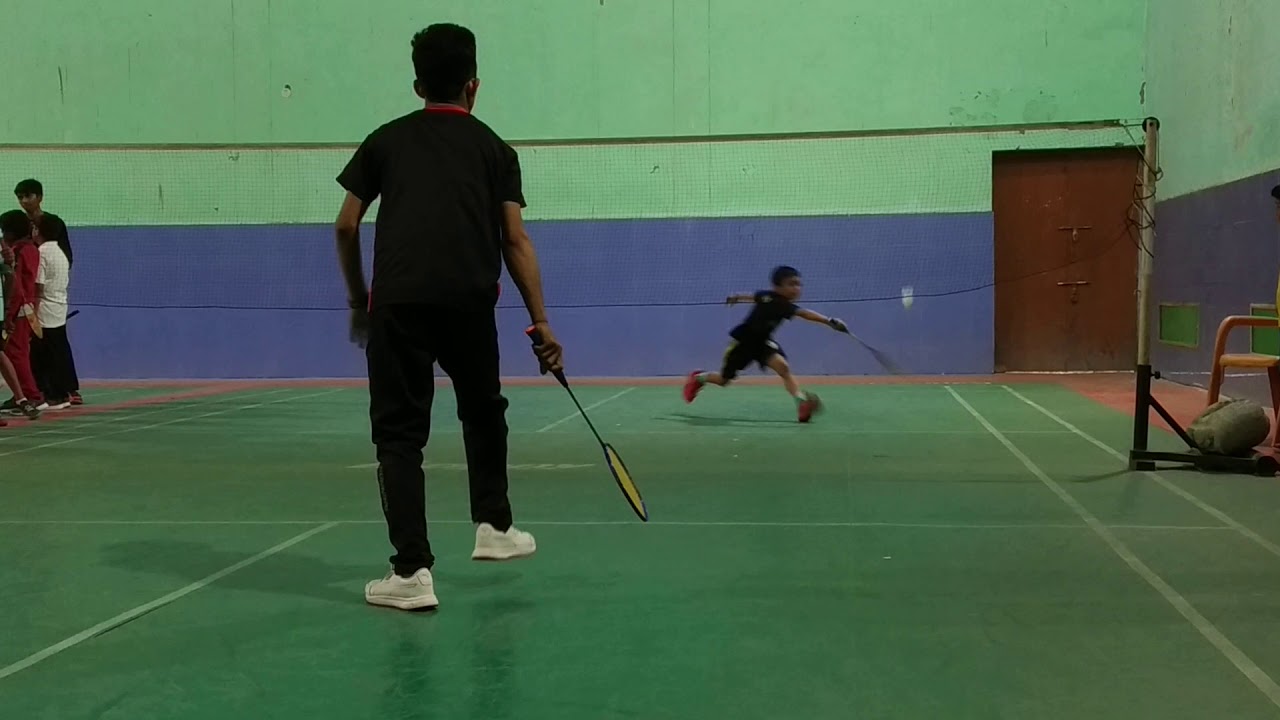 CHILD BADMINTON TRAINING BY PROFESSIONAL - YouTube