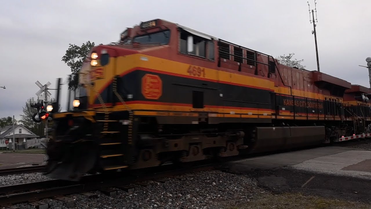 KCS 4691 leads train MKCVN east Vandalia, MO 5-5-21 - YouTube