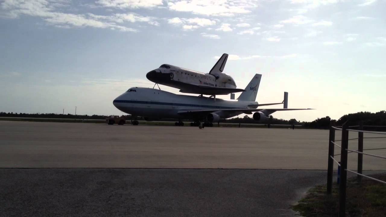 Space Shuttle Discovery Atop NASA's 747 - YouTube