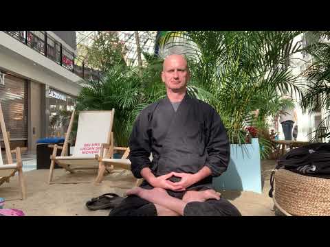 Zazen im Sandkasten der Goethe Galerie Jena