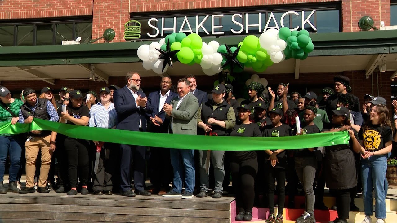 Pittsburgh's first Shake Shack opens in Strip District - YouTube