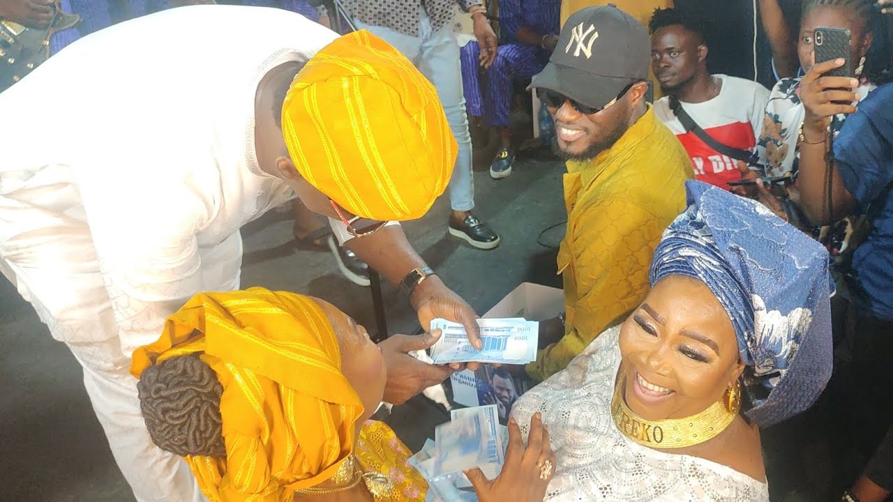 ALABI PASUMA SHOCK MAMA EREKO WITH MONEY ON HER 78 YEAR'S BIRTHDAY ...