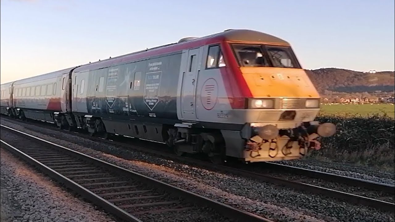 08/12/22 - TFW DVT 82229 and DB Cargo Class 67- 67025 - Cardiff Central ...