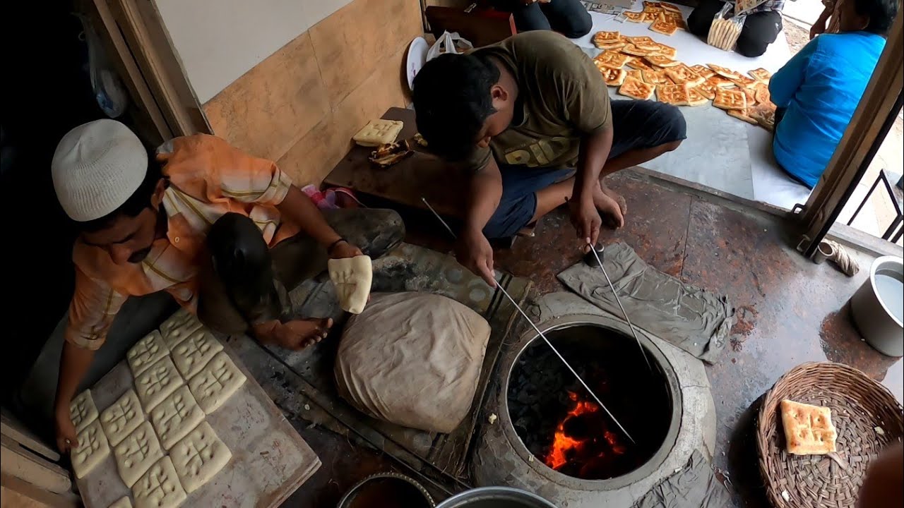 170 Years Old Historical Naan Roti Making Factory | Traditional Roti ...