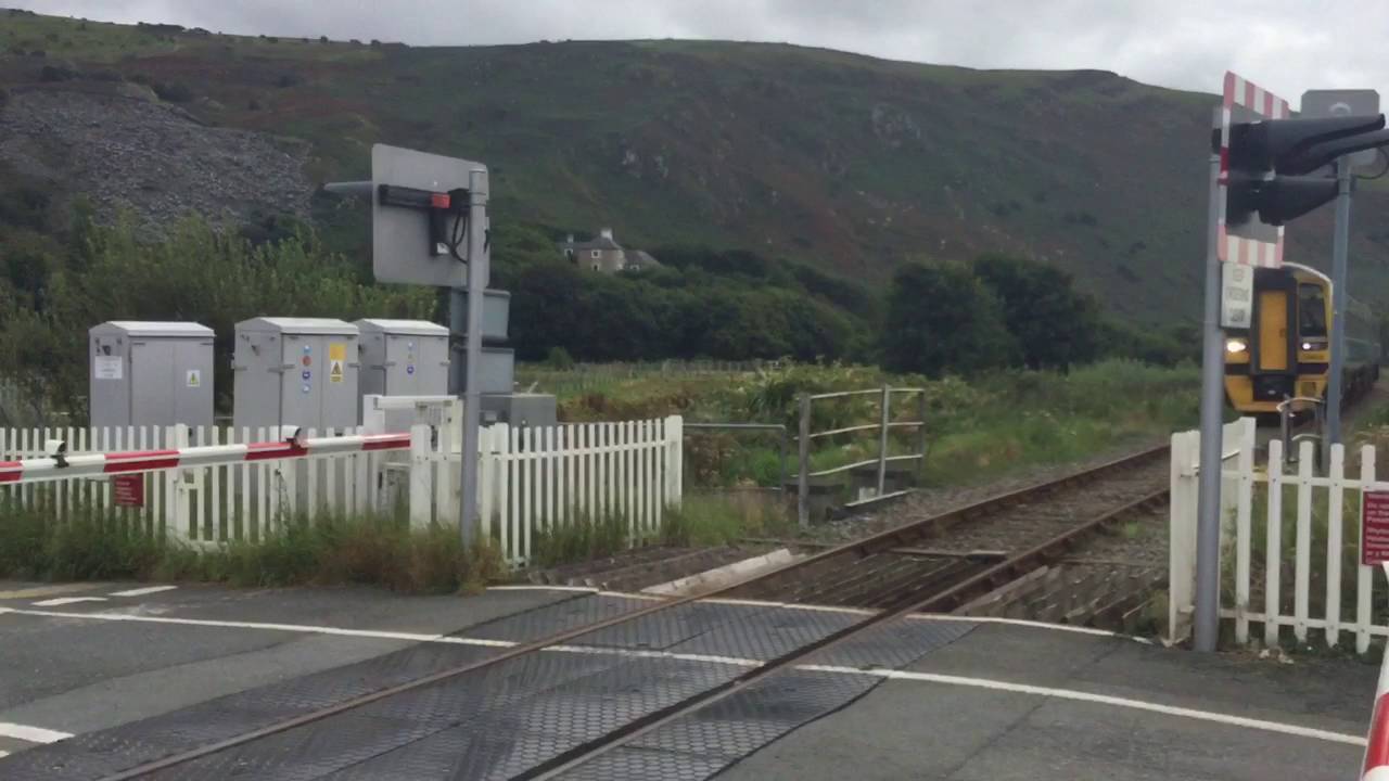 Fairbourne Station Level Crossing (Gwynedd) Thursday 01.09.2016 - YouTube
