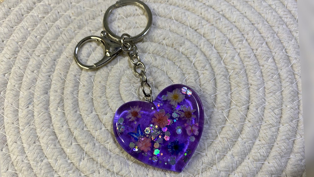 A simple resin heart keychain design- dried flowers and glitter - YouTube