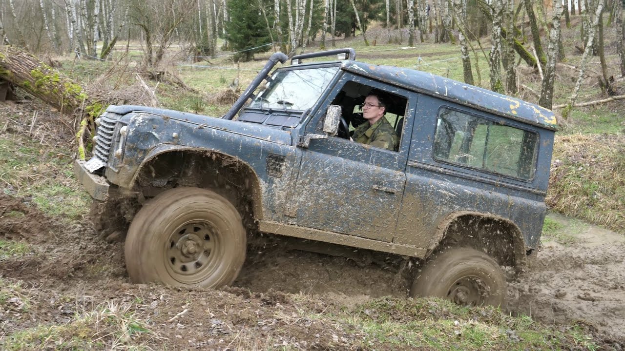 Vyprošťování Land Rover Defender 90 & 110 | mud offroad 4x4 - YouTube