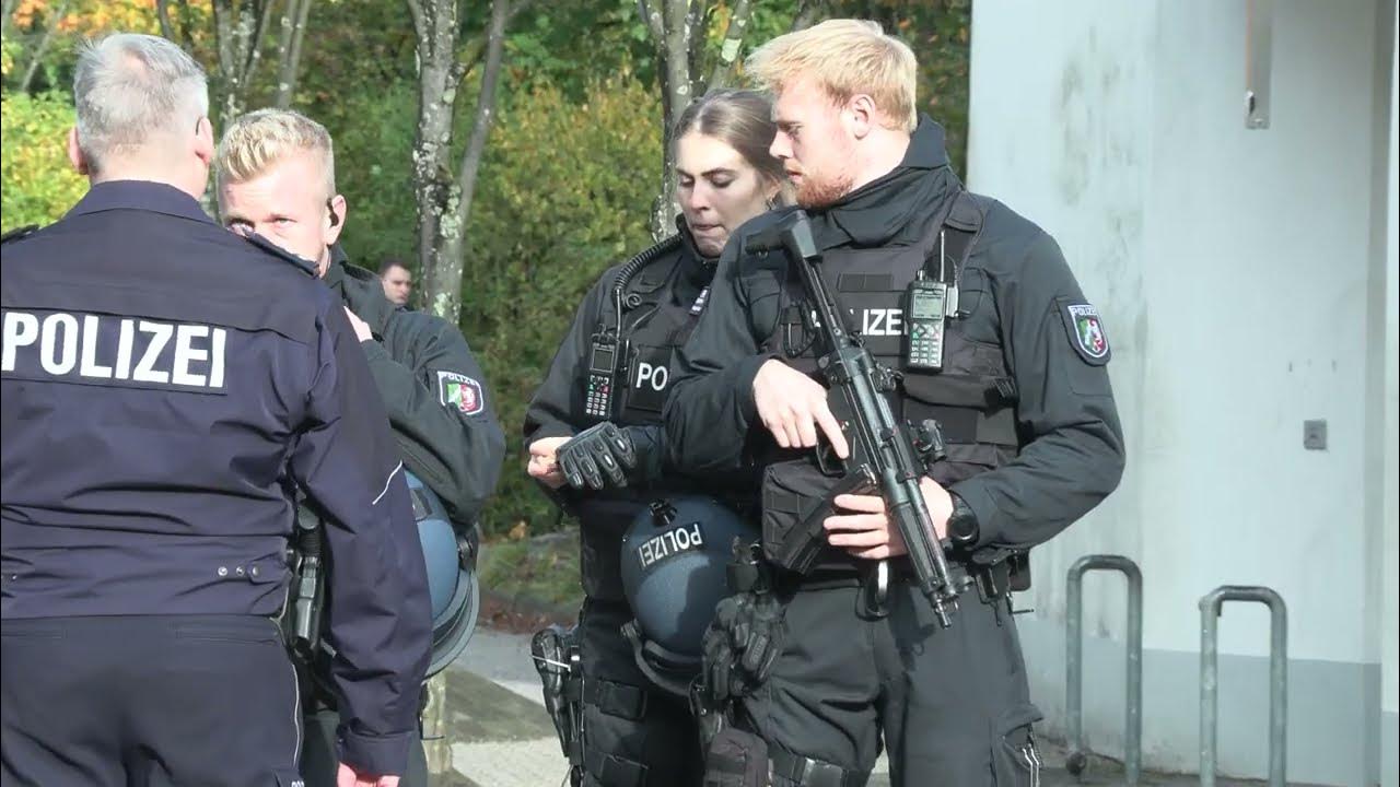[BOMBENDROHUNG GEGEN GESAMTSCHULE | SOLINGEN] Polizeieinsatz & Interviews - YouTube