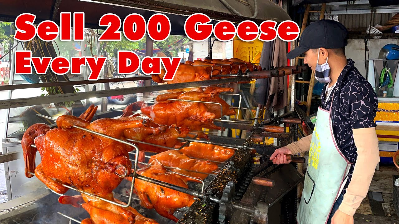 The chef sells 200 roast geese every day... Chopping goose meat tired ...