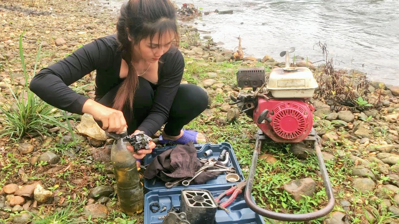 The engine repair girl encountered a problem in the middle of the road ...