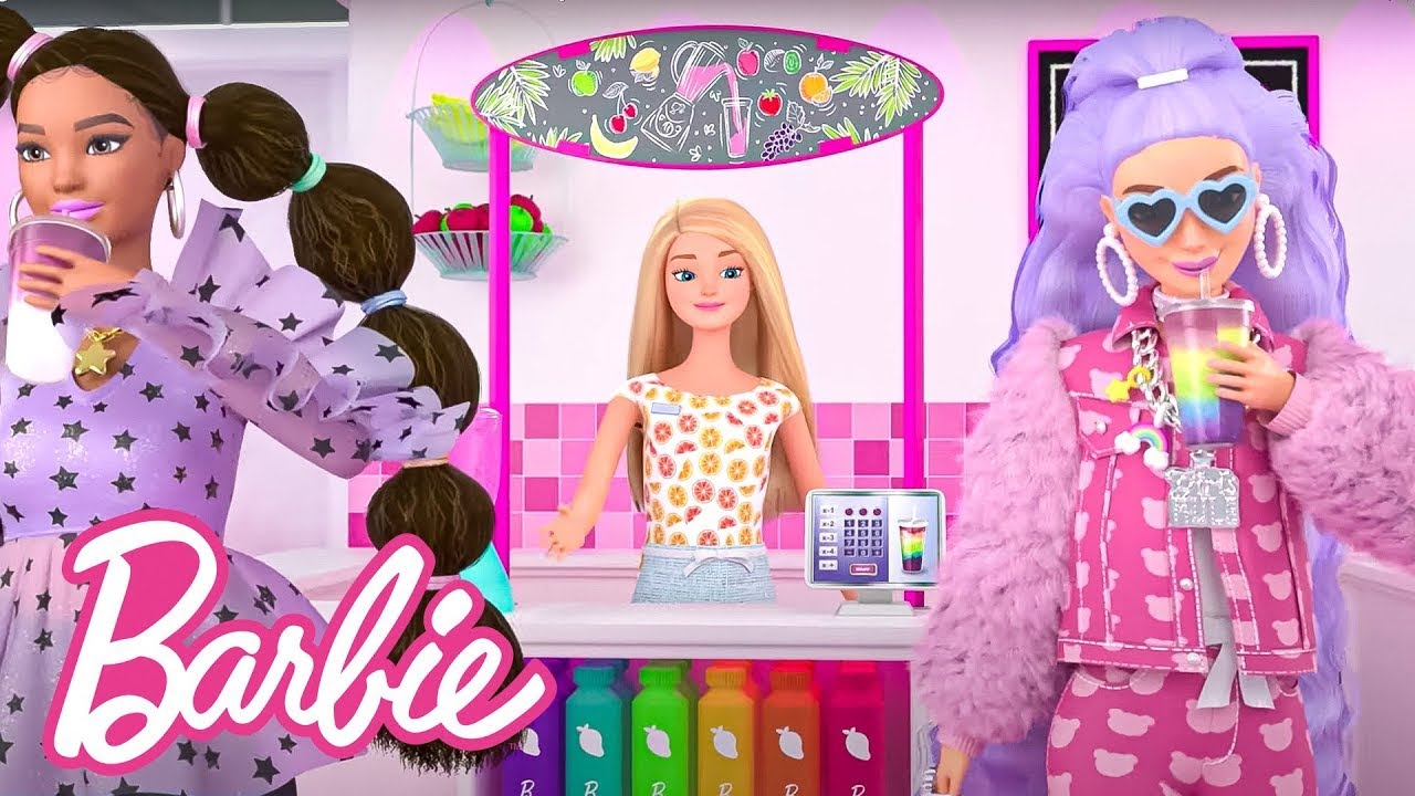 Barbie robi koktajle w galerii i spotyka się z przyjaciółkami | Barbie ...
