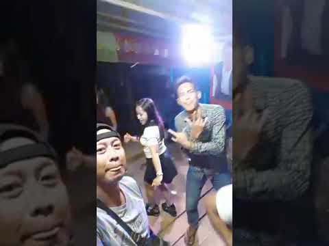 artis dan Manager artis nya lg asyik joget, yg ngerekam panas pengen joget