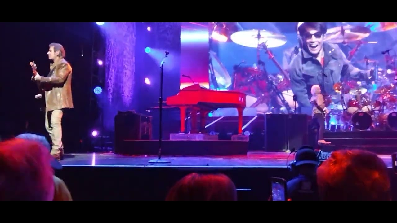 Toto playing g Greensboro coliseum(1) - YouTube