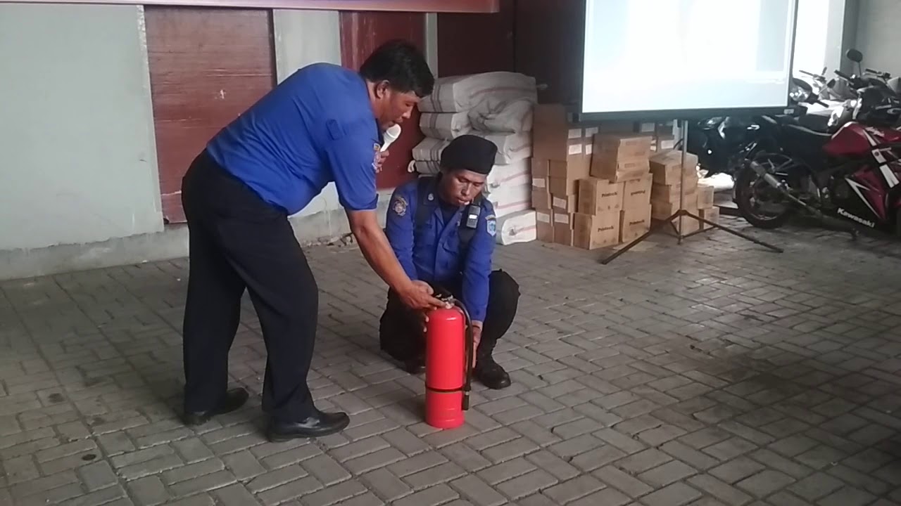 TUTORIAL PENGGUNAAN APAR DAN MENGENAL KOMPONEN APAR - YouTube